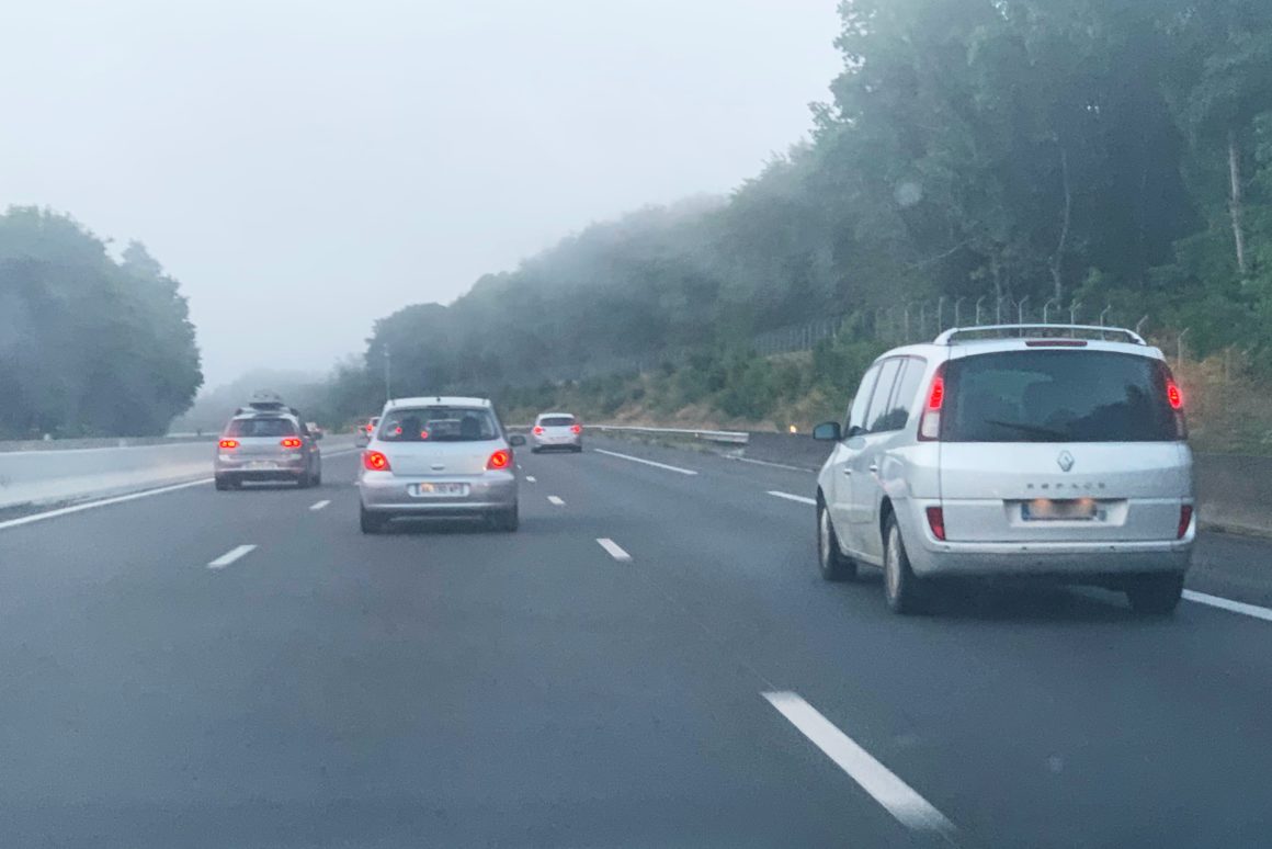 Clignotant pendant toute la durée du dépassement : obligatoire ou pas ...